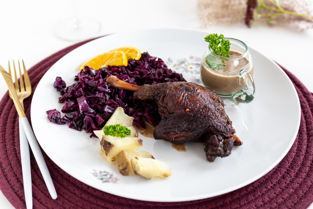 Geschmorte Ente mit Orangen-Rotkraut und gebratenem Topinambur