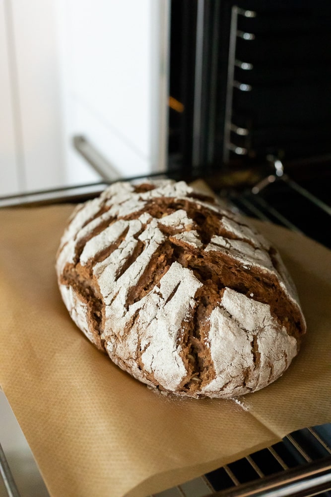 Roggen Sauerteig Brot mit Saaten