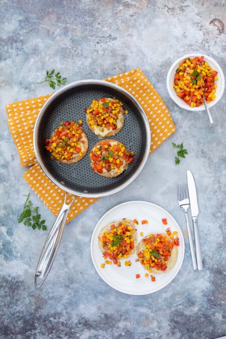 Buchweizen Käse Pancakes mit Paprika Mais Relish (glutenfrei)