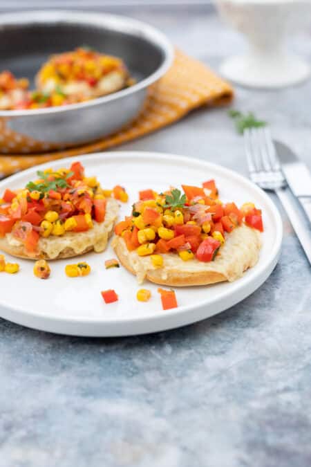 Buchweizen Käse Pancakes mit Paprika Mais Relish (glutenfrei)