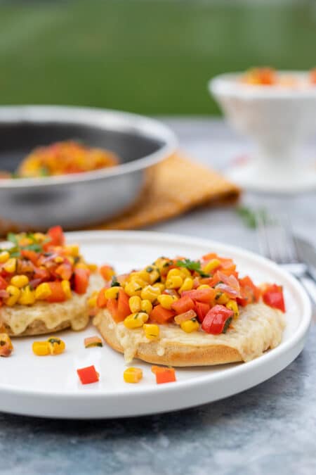 Buchweizen Käse Pancakes mit Paprika Mais Relish (glutenfrei)