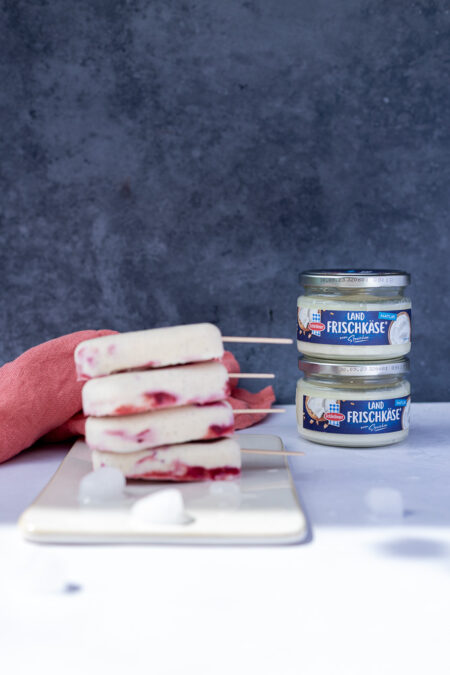 Zuckerfreies Cheesecake Eis am Stiel mit Zwetschgen Swirl